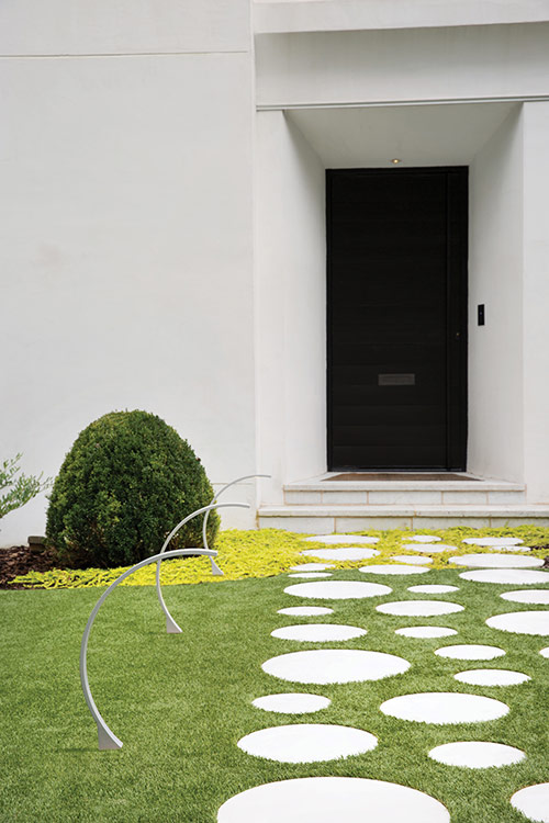 10 Pathway Lighting Ideas for Anytime of the Year